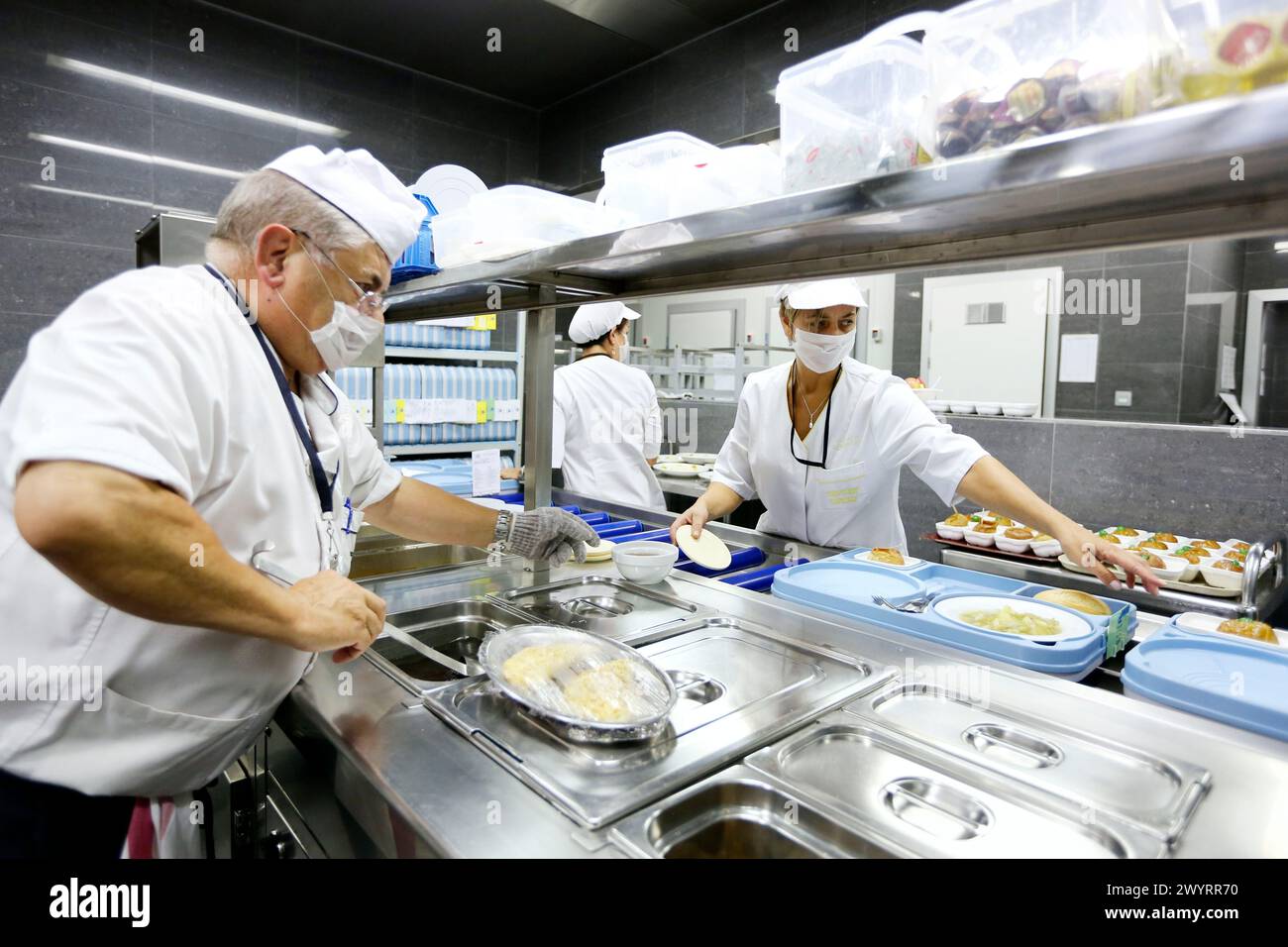 Cook food menu preparation hospital hi-res stock photography and images ...
