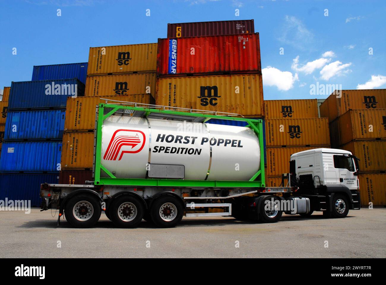 Ein LKW der Spedition Horst Pöppel aus Regensburg liefert einen ...