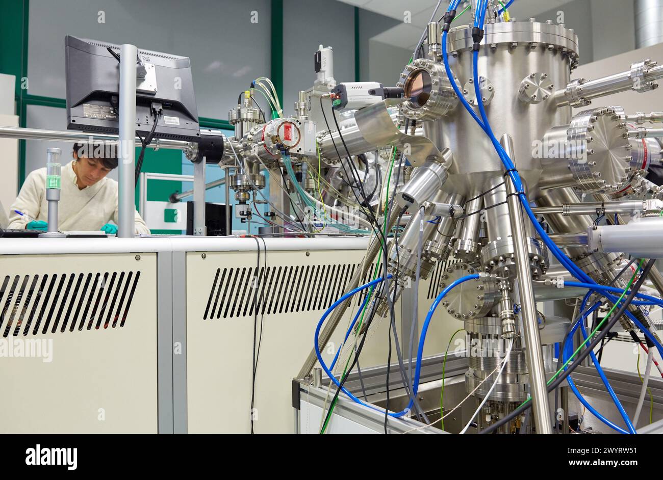 Ultra high vacuum chamber dual hi-res stock photography and images - Alamy