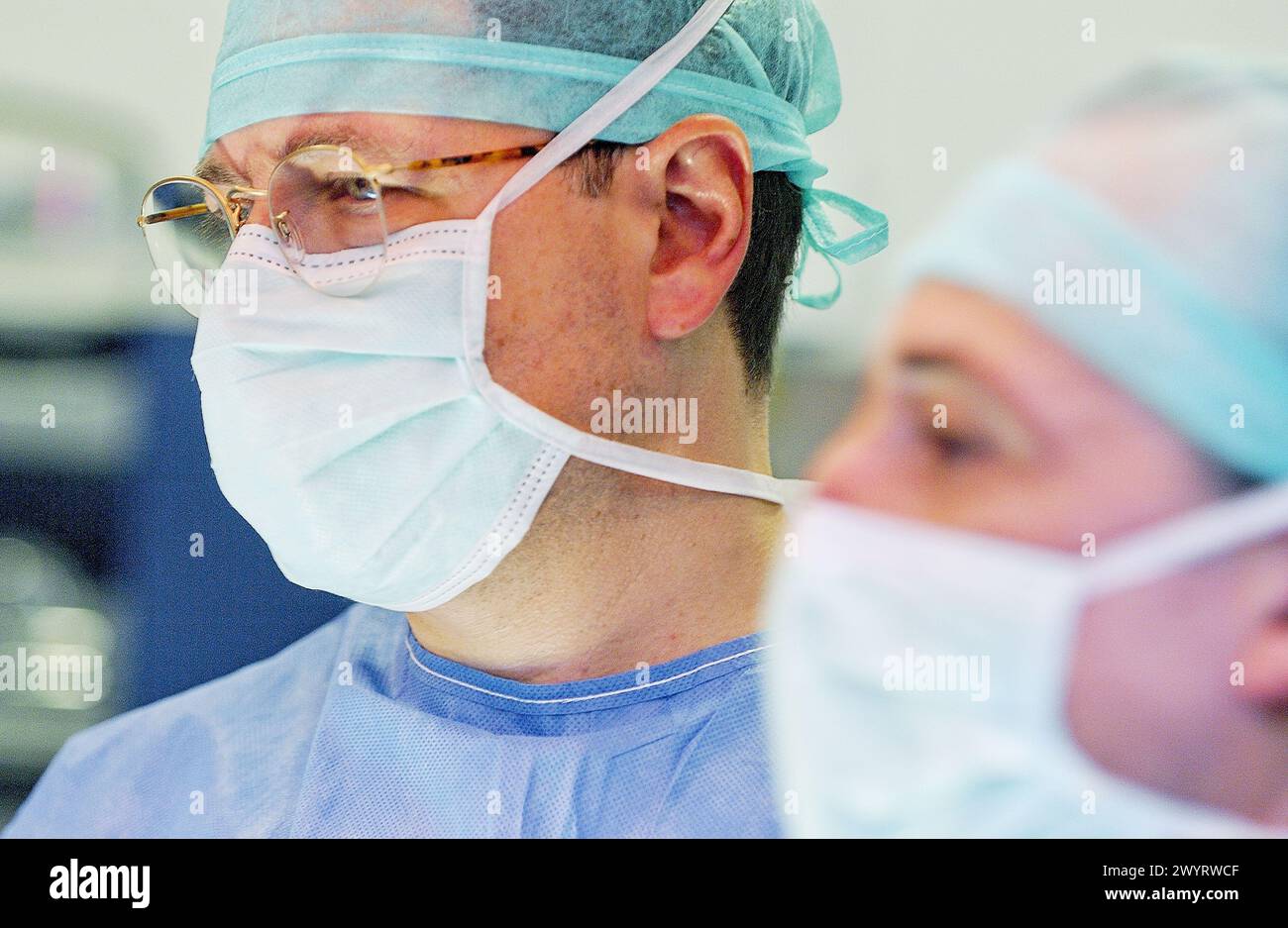 Surgeons at laparoscopy operating room of hospital Stock Photo - Alamy