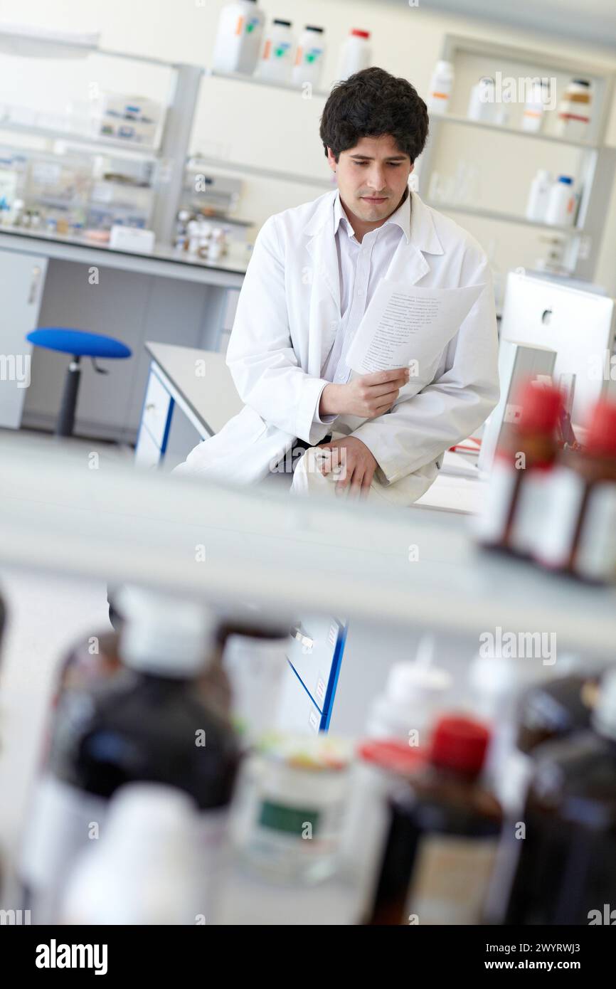 Researcher, synthesis lab, research laboratory, IkerChem research lab ...