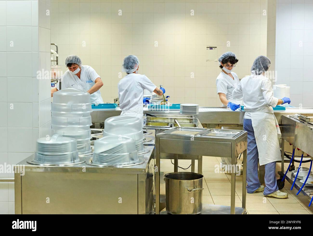 Food serving line, Hospital meal preparation, Kitchen, Hospital ...