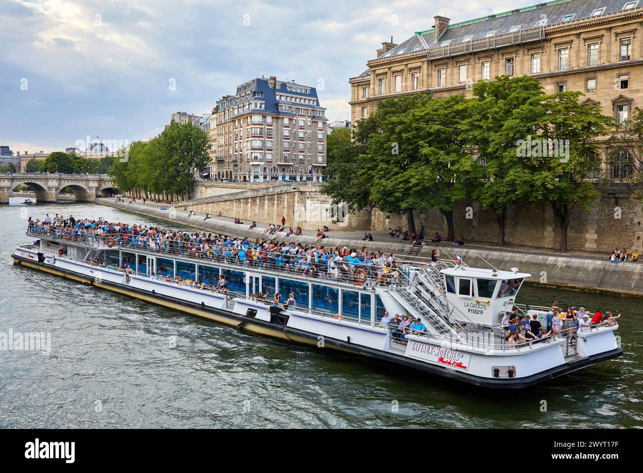 Tourist boat, Sena River, Quai des Orfèvres, Pont Neuf bridge, Paris ...