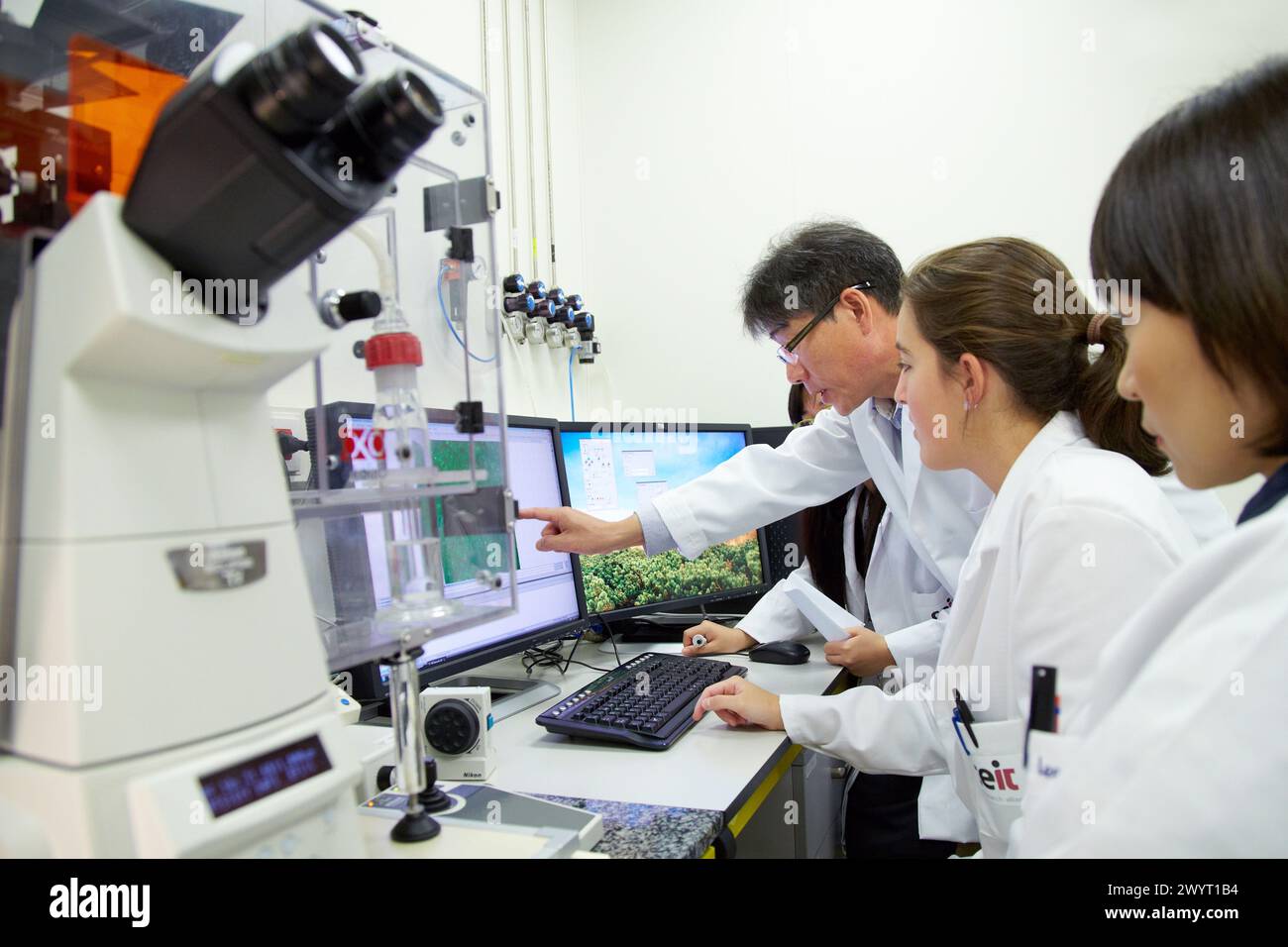 Inverted optical microscope hi-res stock photography and images - Alamy