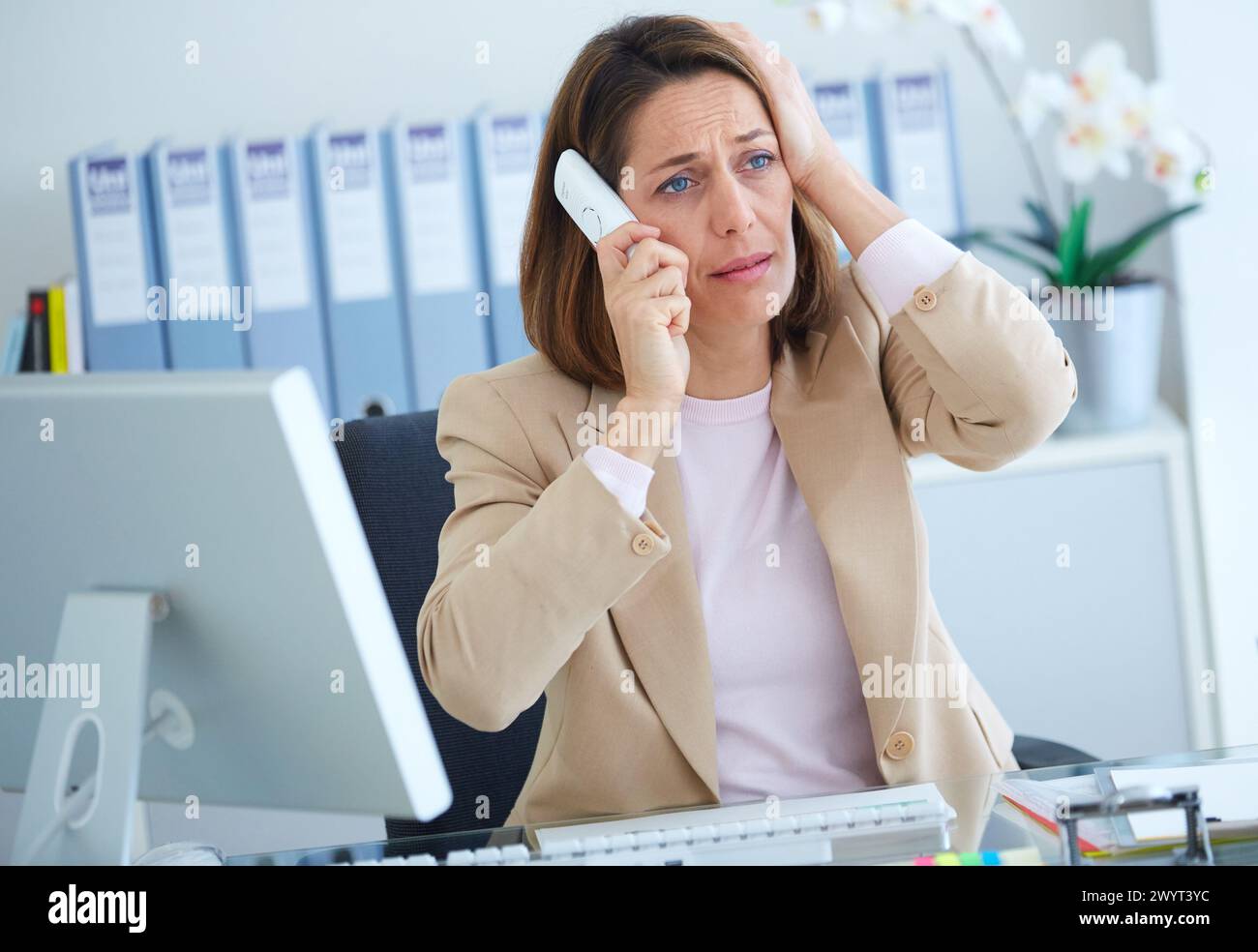 Telephone woman cordless worried hi-res stock photography and images ...