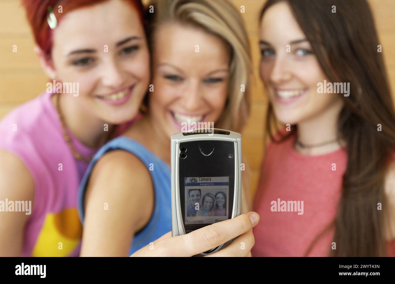 Friends showing cameras hi-res stock photography and images - Alamy