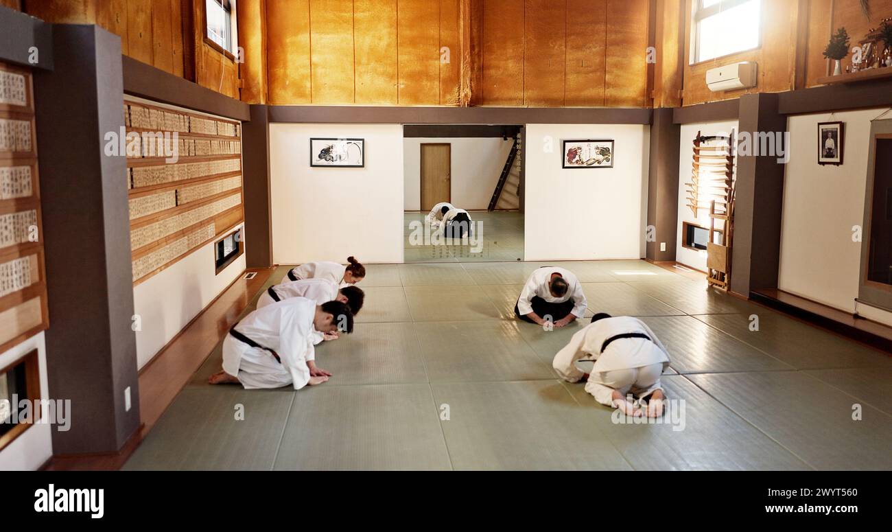 Martial arts bow hi-res stock photography and images - Alamy