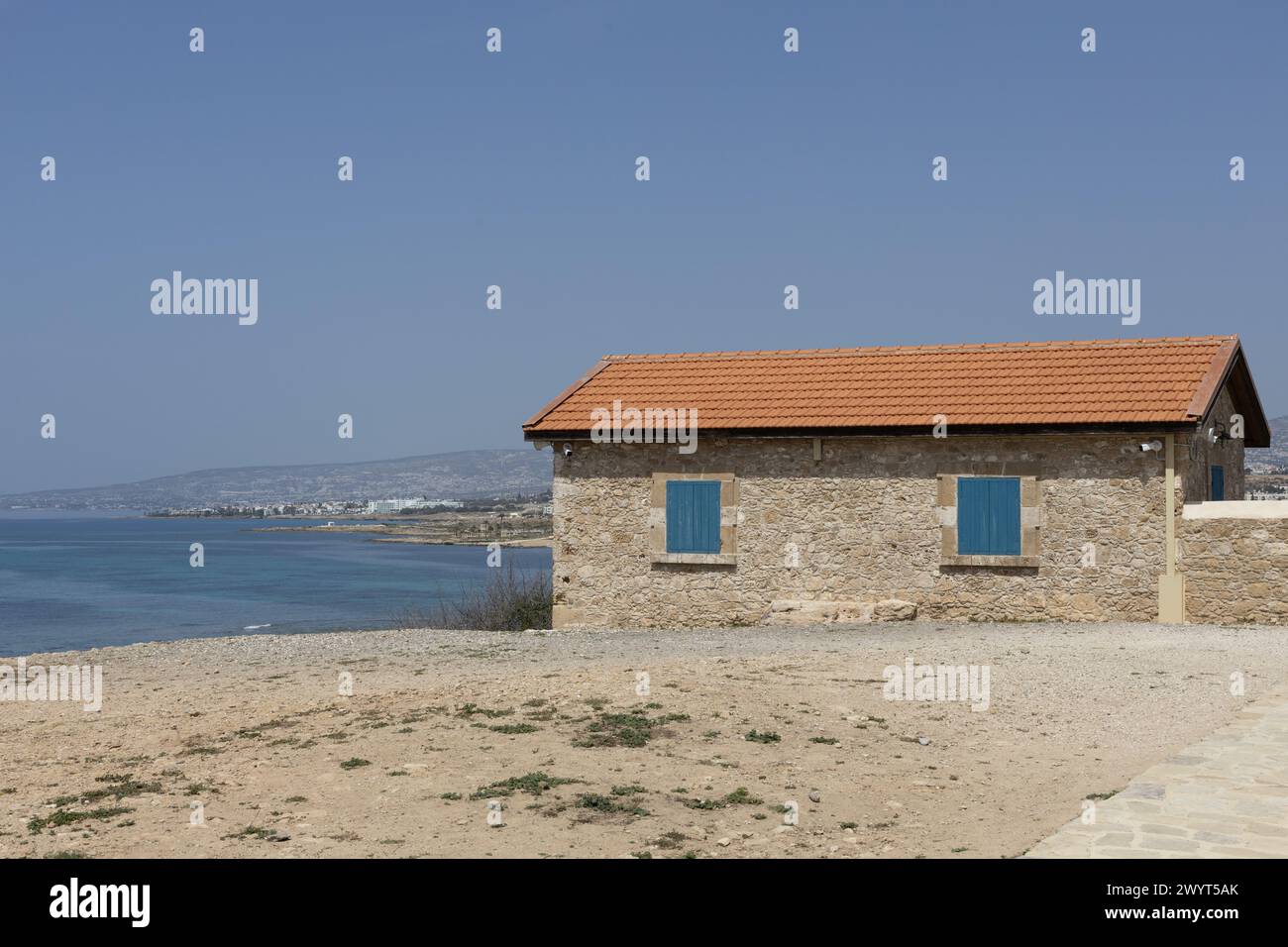 Blue shutters stone cottage hi-res stock photography and images - Alamy