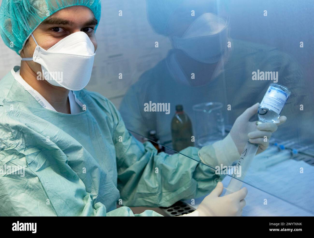 Vertical laminar flow cabinets hi-res stock photography and images - Alamy
