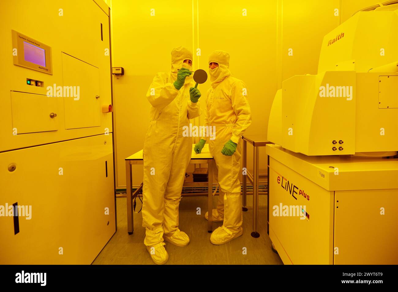 Cleanrooms laboratory hi-res stock photography and images - Alamy