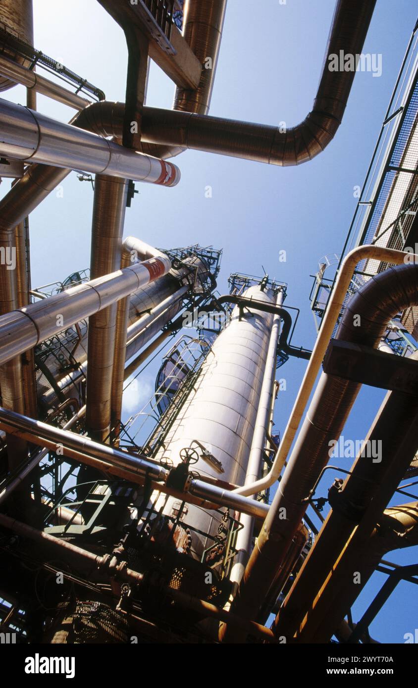 Oil refinery pipes distillation complexes hi-res stock photography and ...