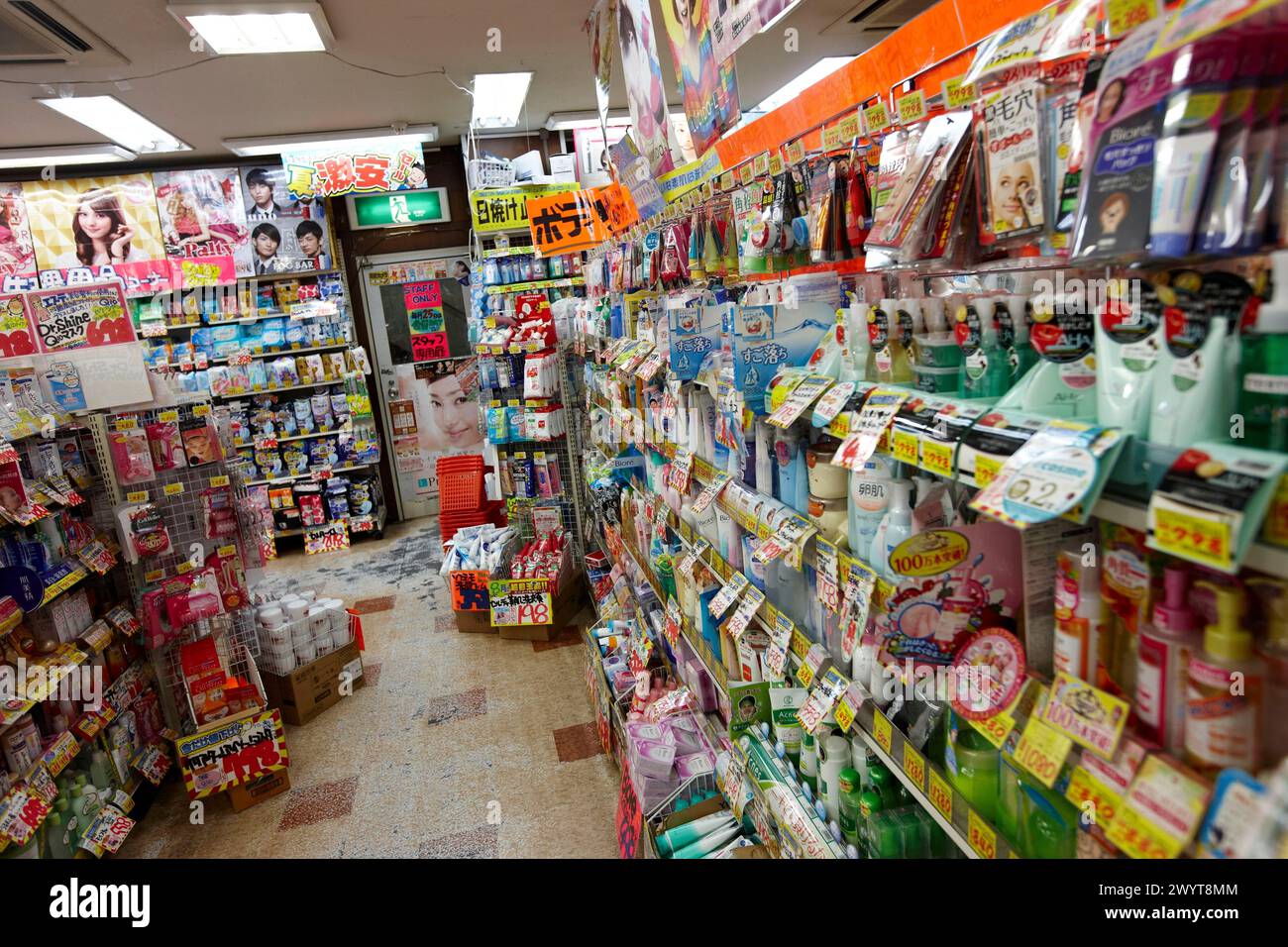 Japan drugstore pharmacy store hi-res stock photography and images - Alamy