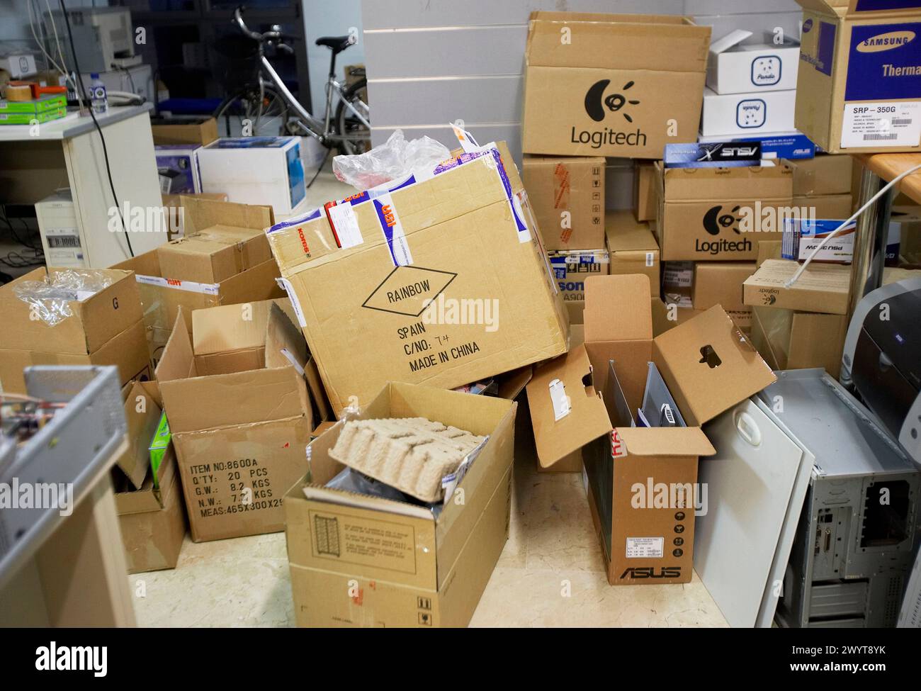 Empty packing boxes at computer store warehouse Stock Photo - Alamy