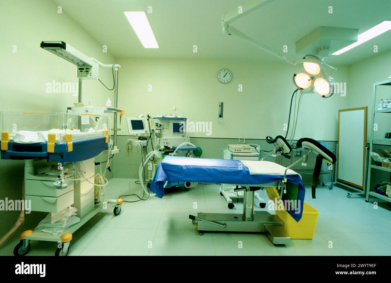 Hospital delivery room Stock Photo - Alamy