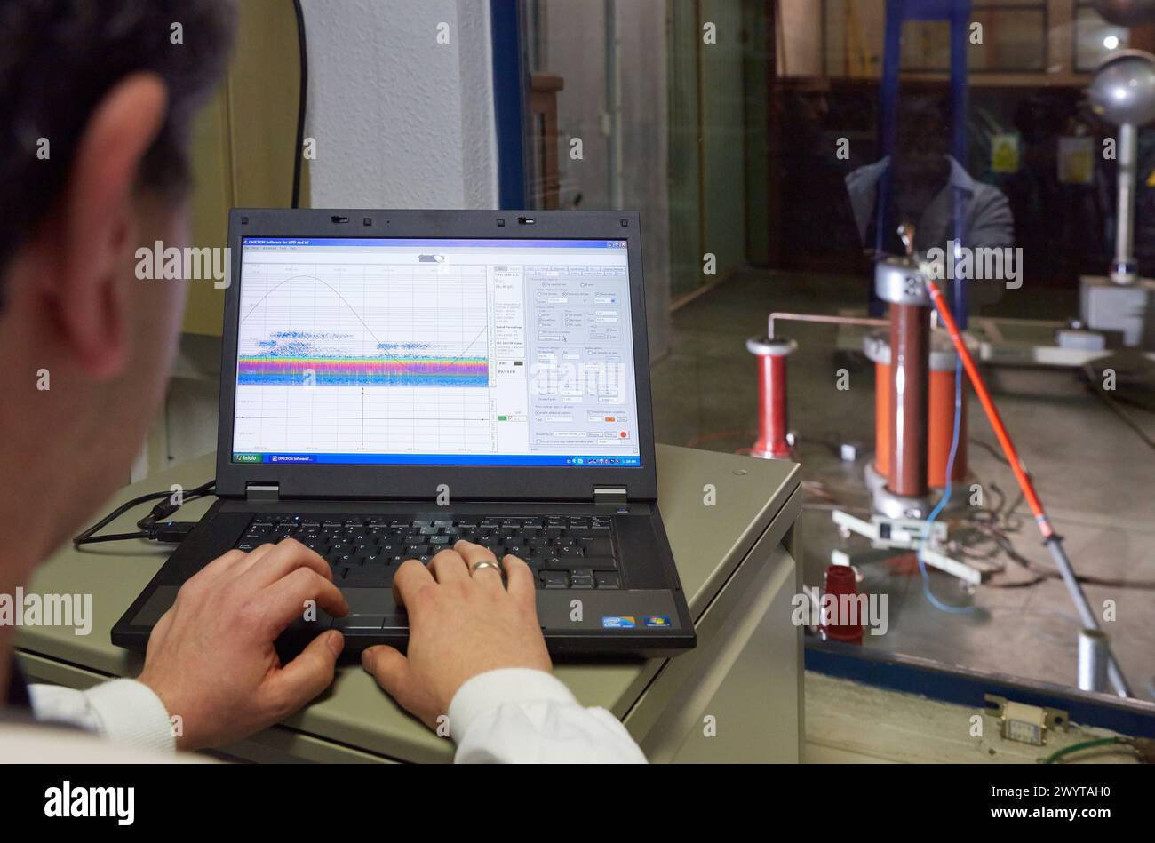 Usando laptops hi-res stock photography and images - Alamy