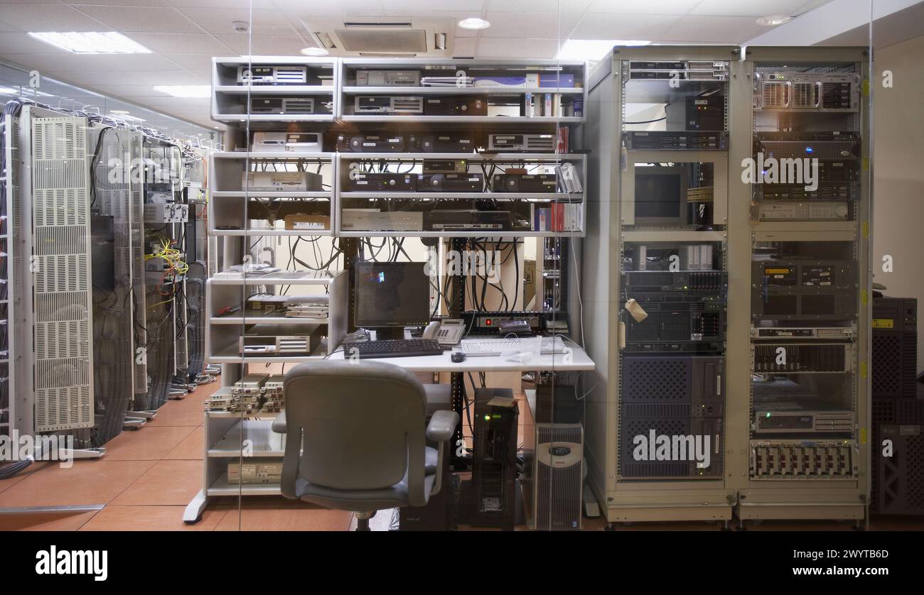 Data server rooms hi-res stock photography and images - Alamy