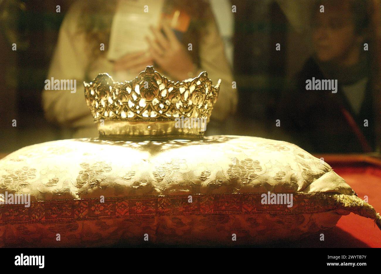 Crown of Queen Isabella the Catholic. Royal Chapel Museum at the ...