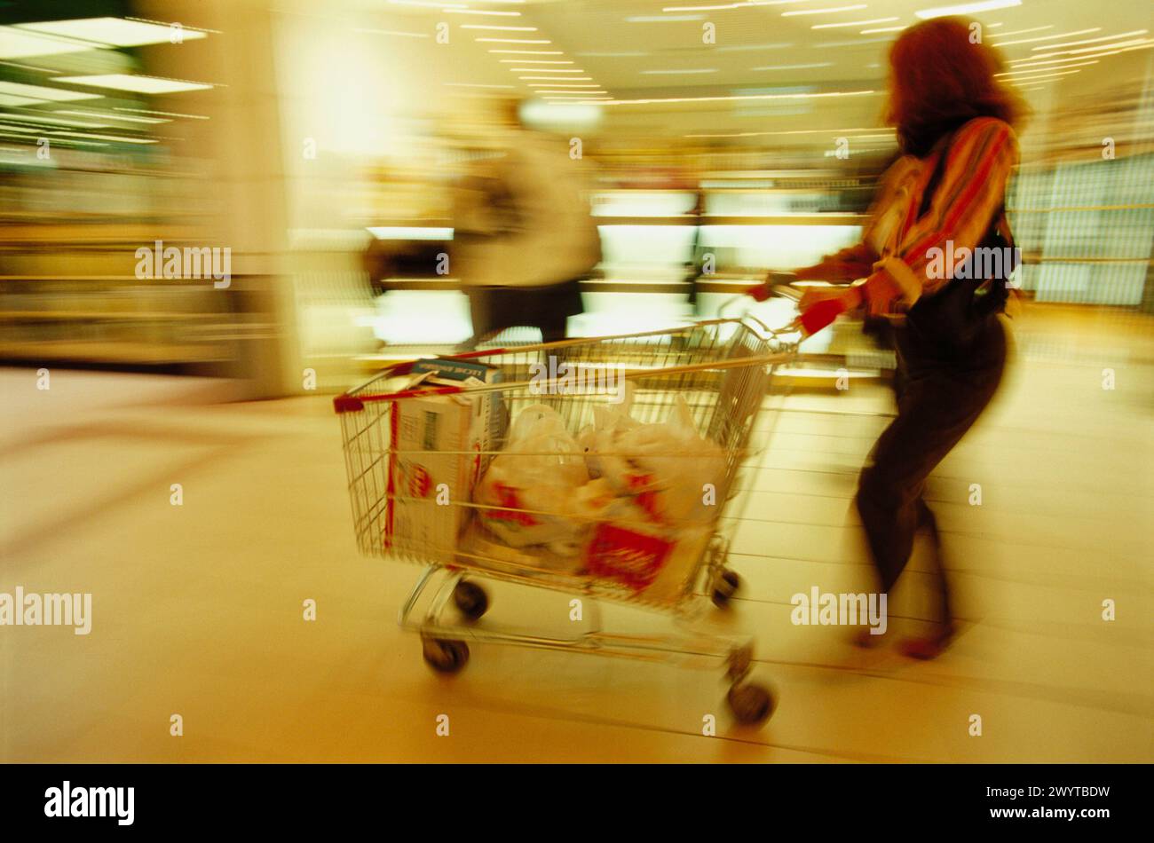 Moving shopping carts hi-res stock photography and images - Alamy