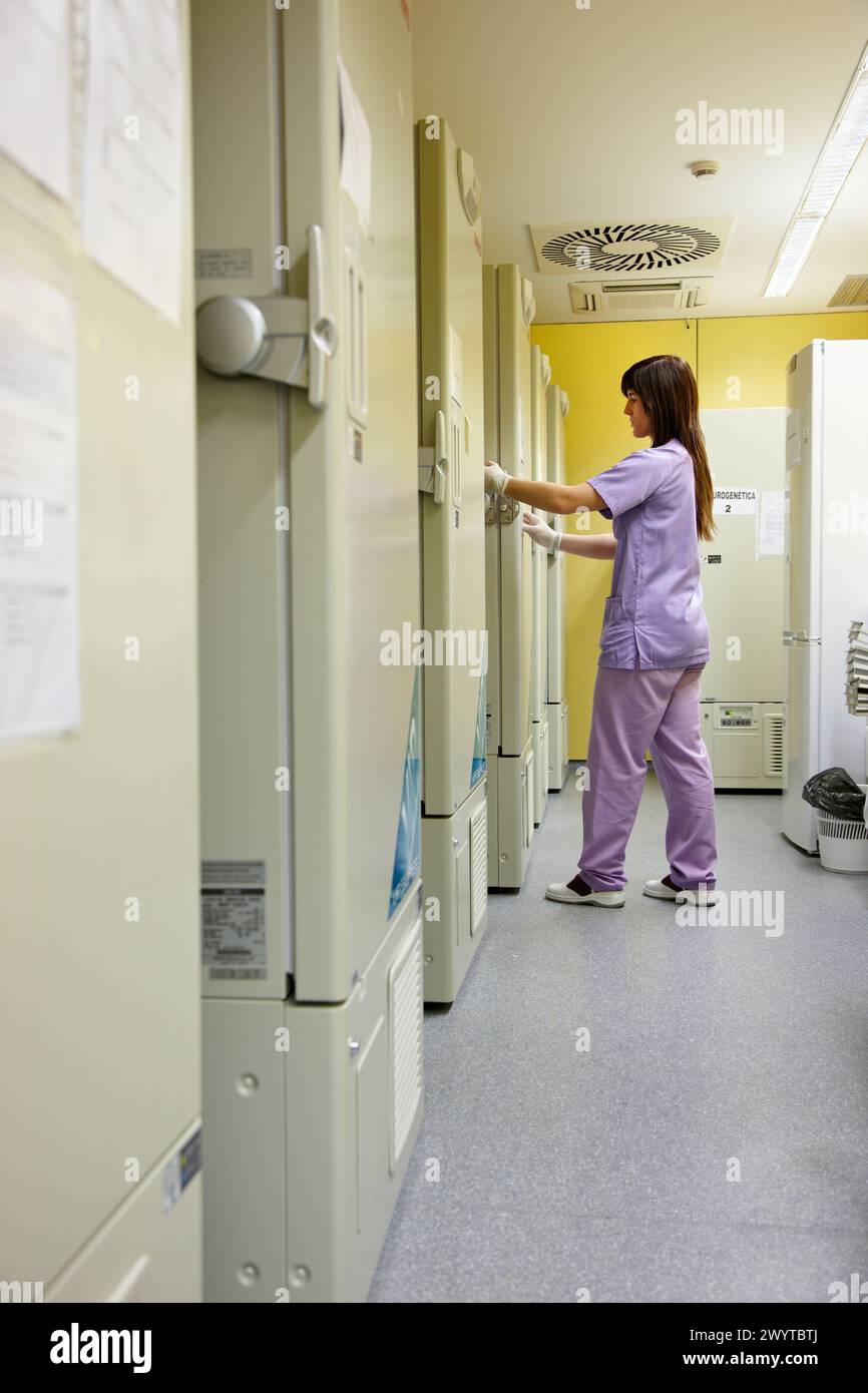 Storing samples in refrigerator at -80º C, DNA and RNA biobank ...
