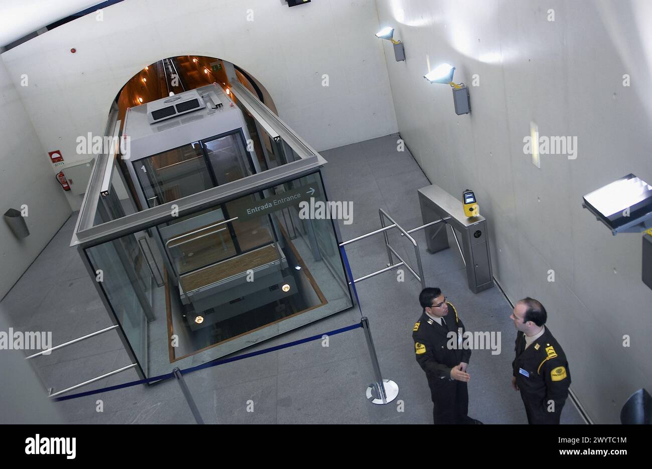 Funicular dos guindais oporto portugal hi-res stock photography and ...