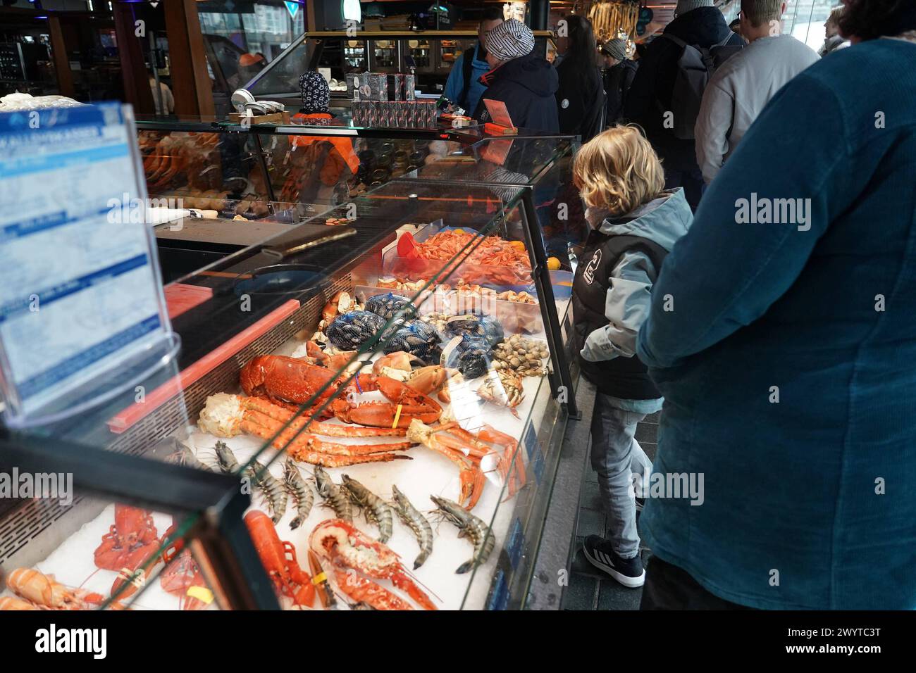 Fischmarkt Fisketorget in der Markthalle am Hafen von Bergen - Bergen ...