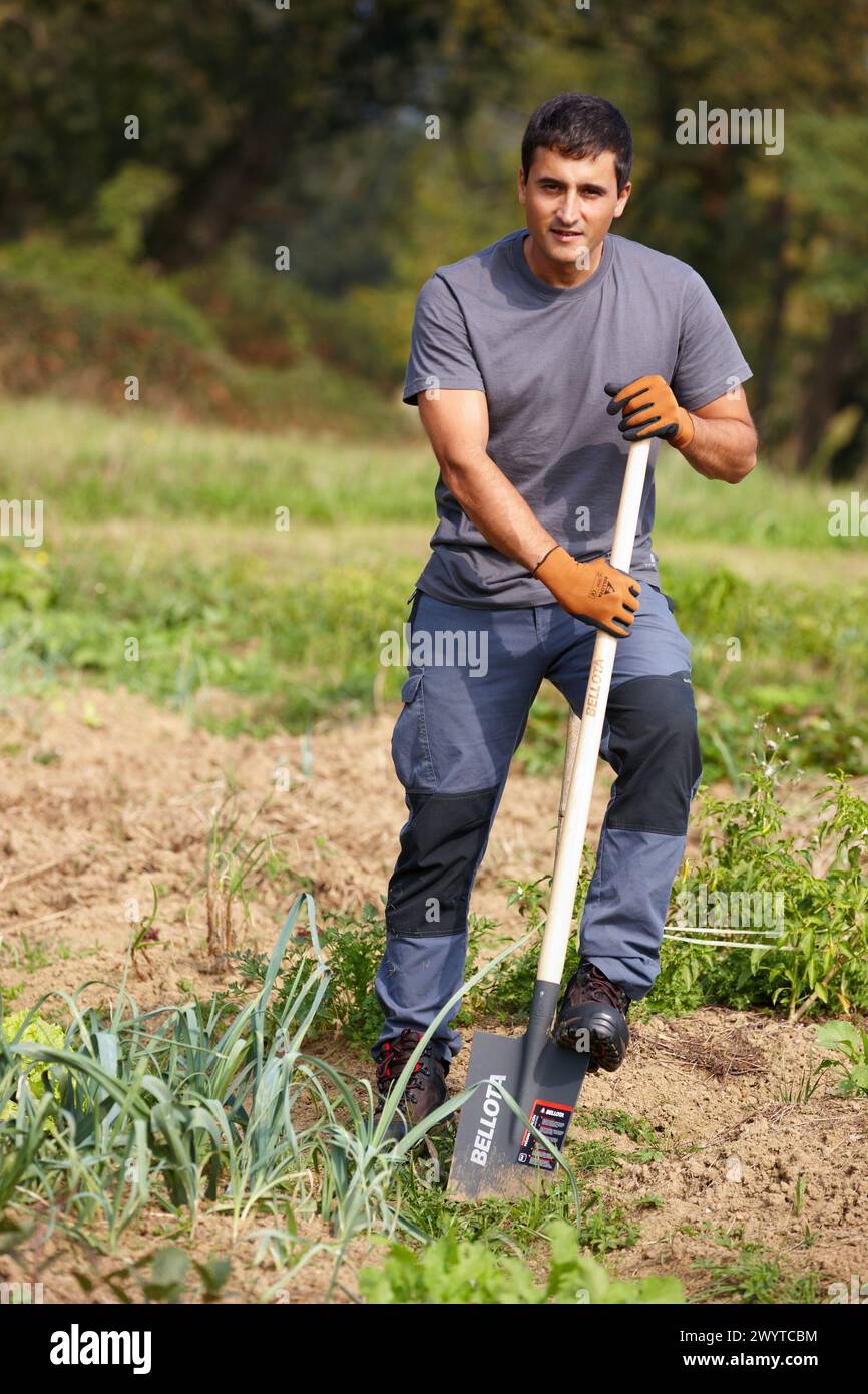 Black man digging with spade hi-res stock photography and images - Alamy