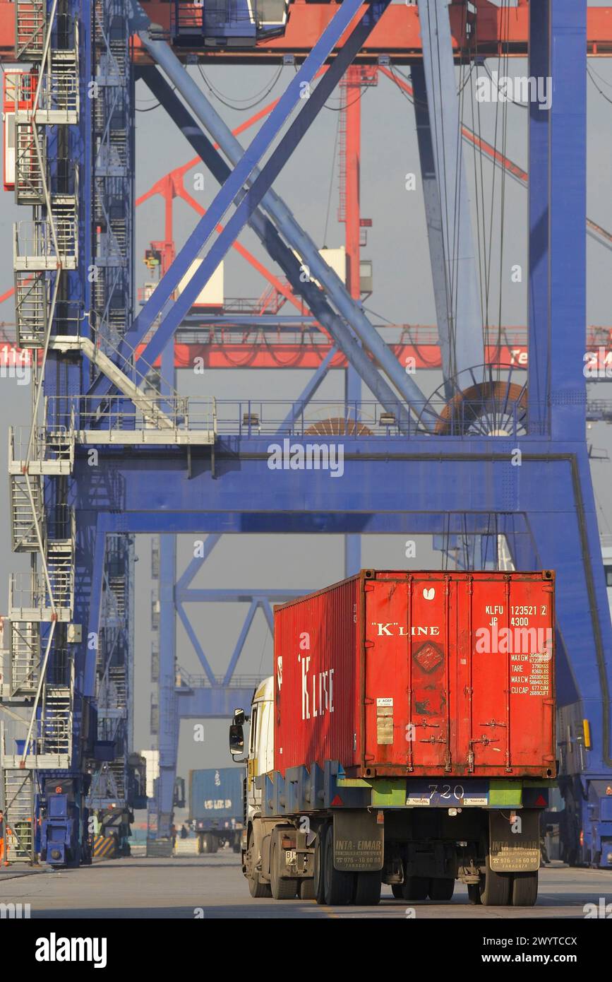 Loading containers, Port of Bilbao, Santurce, Bizkaia, Basque Country ...