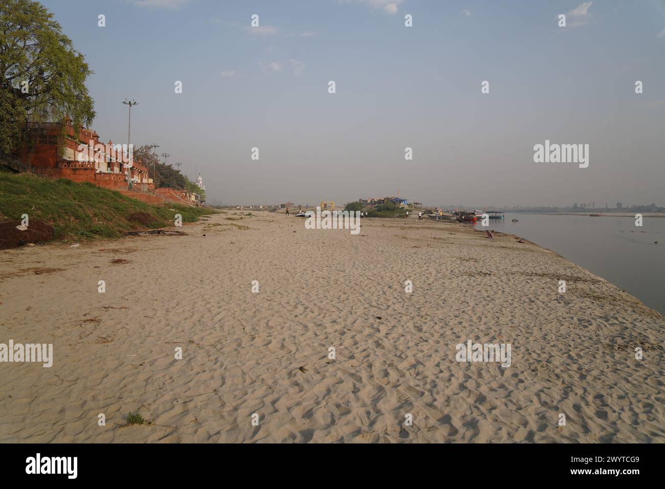 Sarsaiya Ghat and riverbed of the Ganges. Kanpur, Uttar Pradesh, India ...