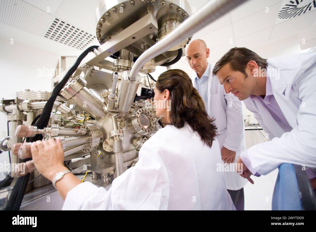 Auger electron spectroscopy hi-res stock photography and images - Alamy