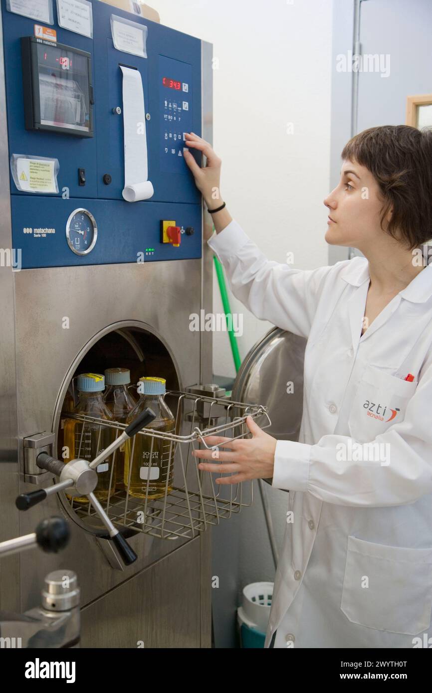 Autoclave laboratorio hi-res stock photography and images - Alamy