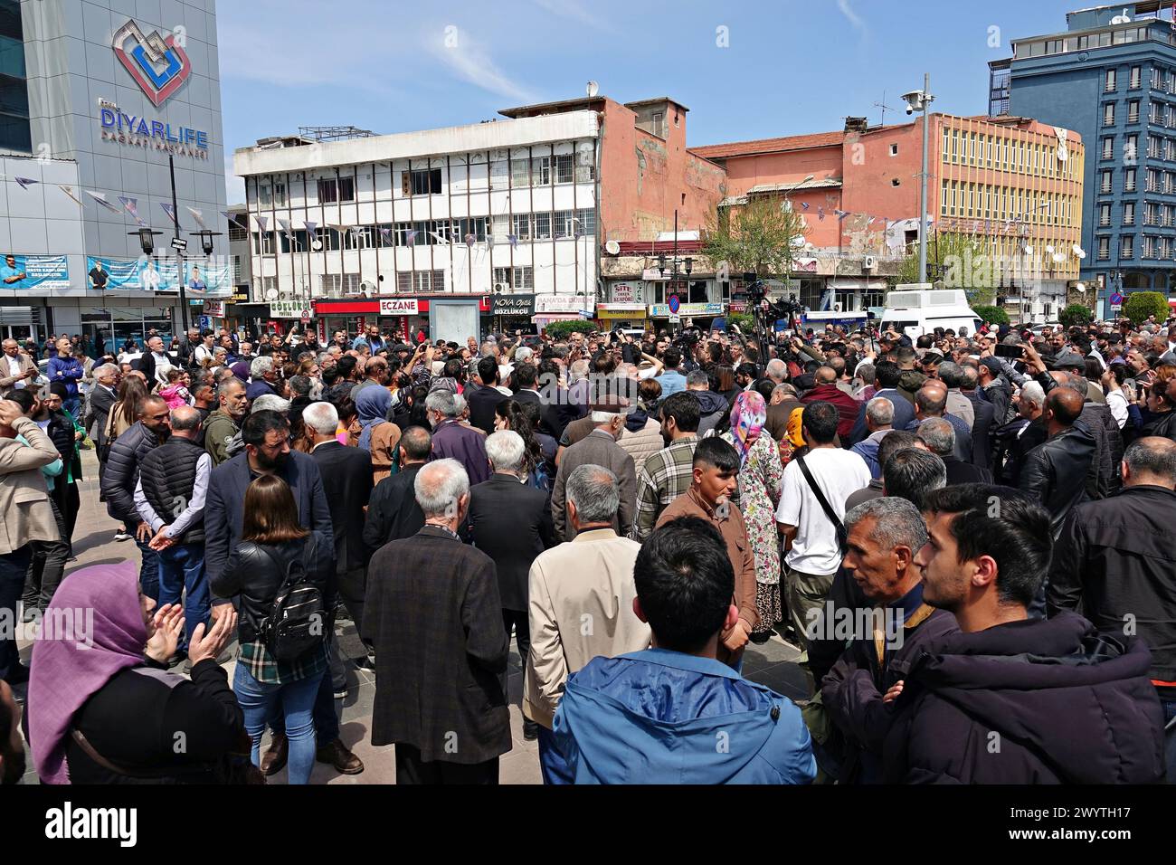 Hundreds of people are seen going to Diyarbakir Municipality building ...