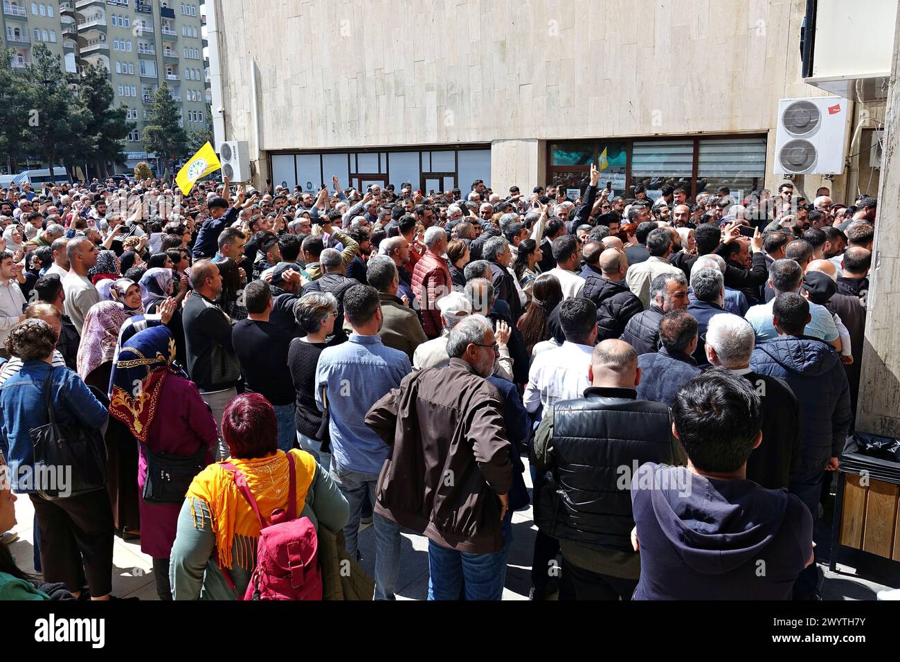 DEM Party members are seen trying to enter the Diyarbakir Metropolitan ...