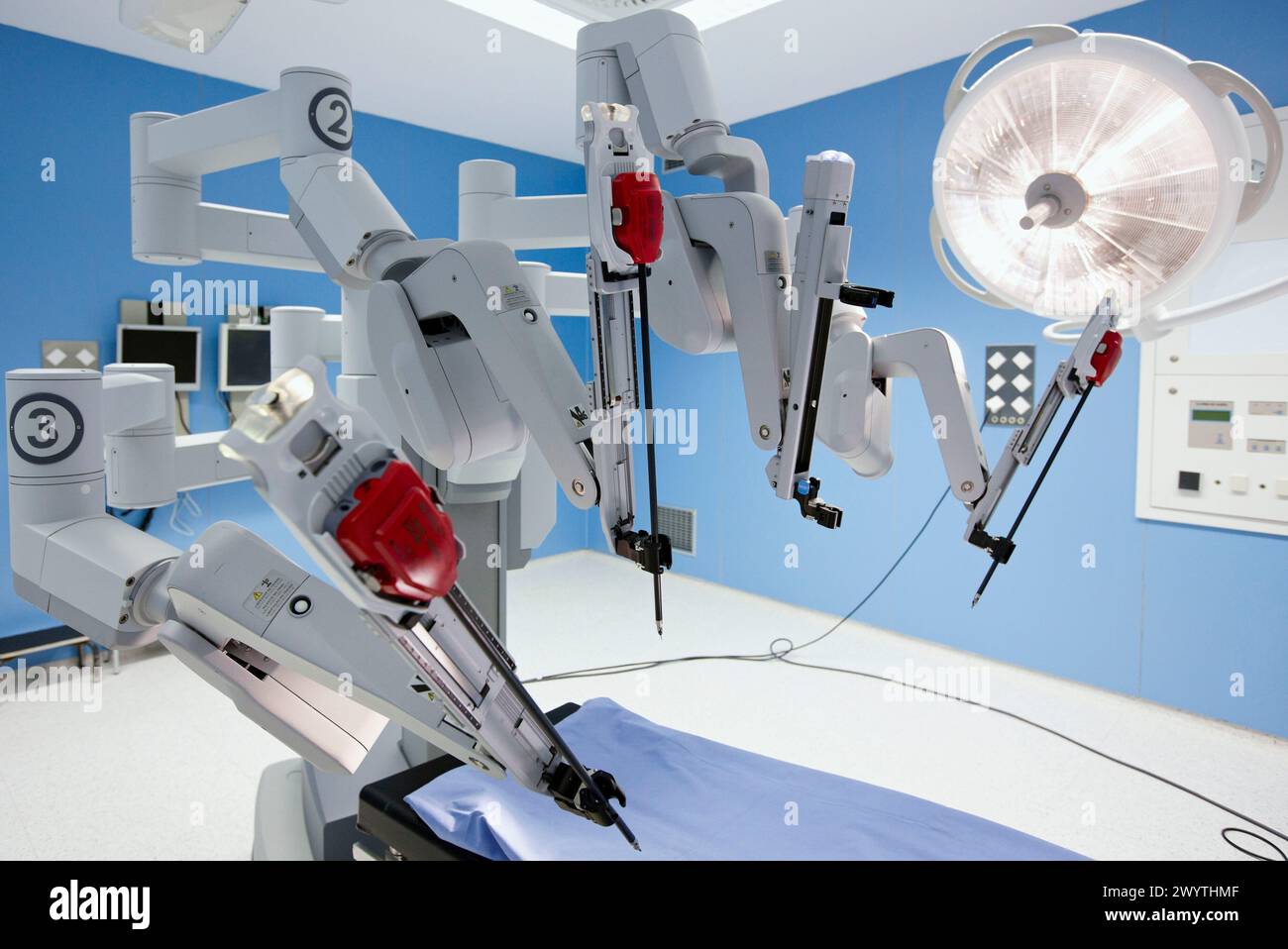 Robot da vinci urology hi-res stock photography and images - Alamy