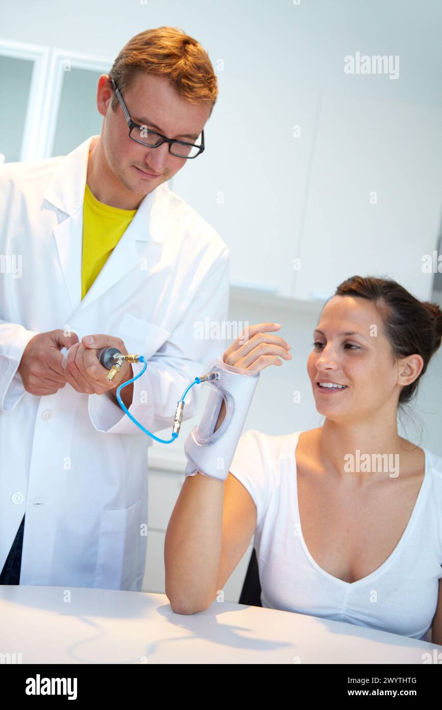 Placing a splint to a patient hi-res stock photography and images - Alamy