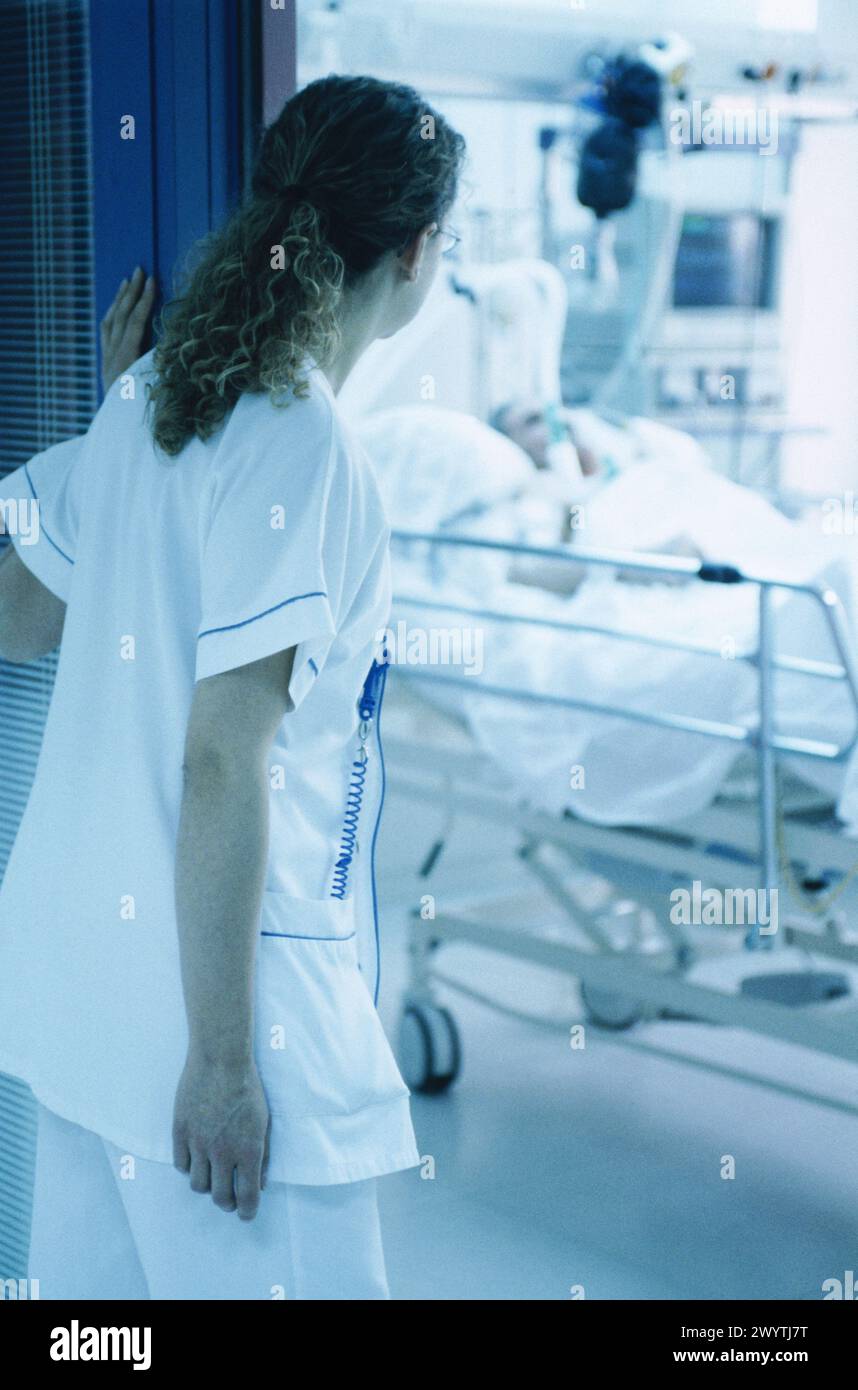 Nurse at doorway of ICU Stock Photo - Alamy