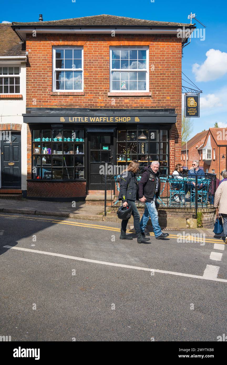 Seated area outside coffee shop hi-res stock photography and images - Alamy