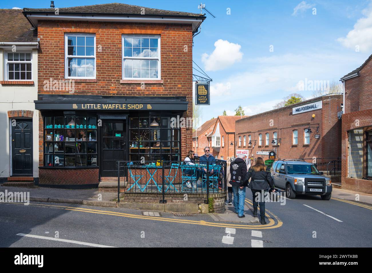 Seated area outside coffee shop hi-res stock photography and images - Alamy