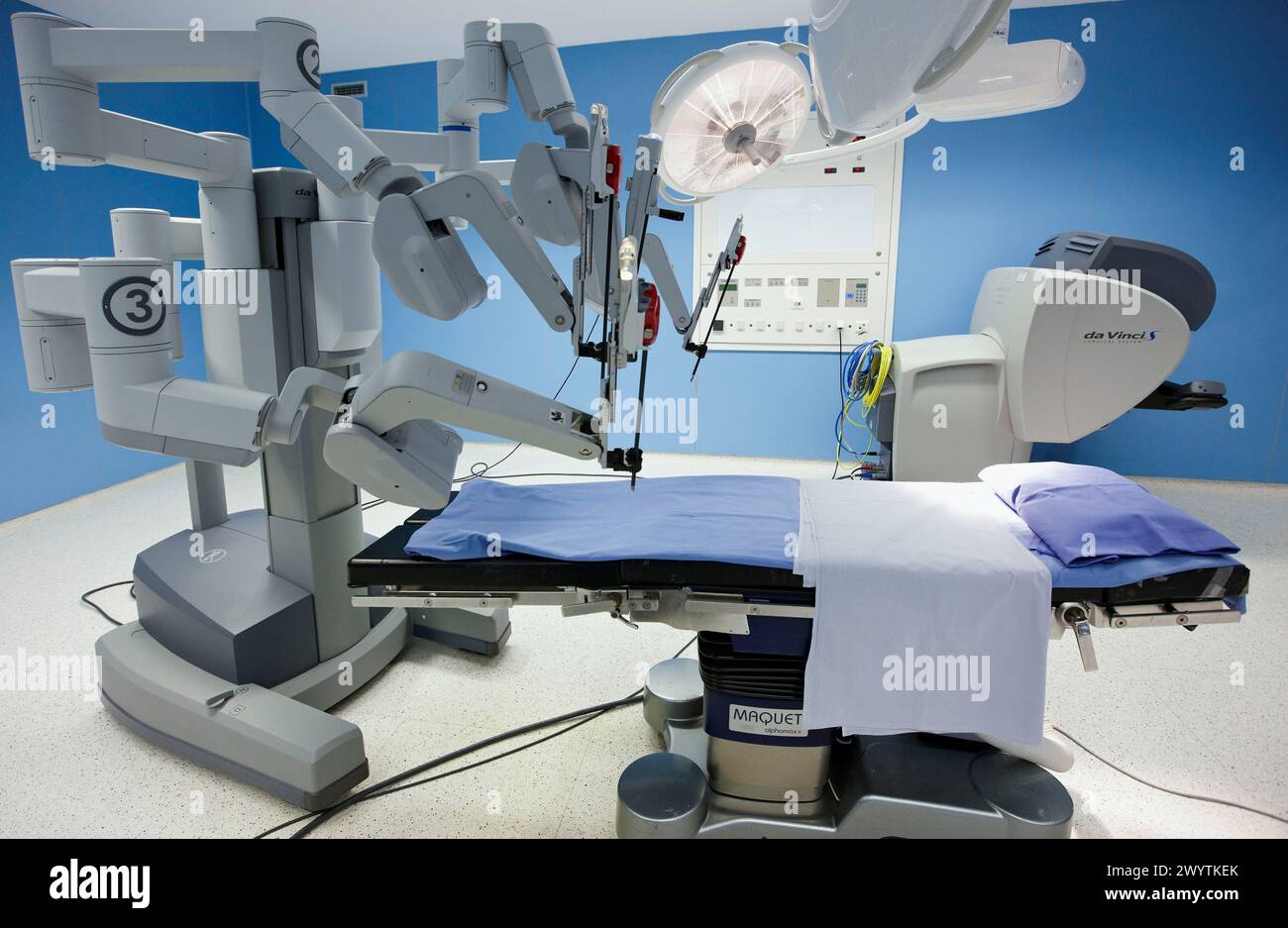 Robot da vinci urology hi-res stock photography and images - Alamy