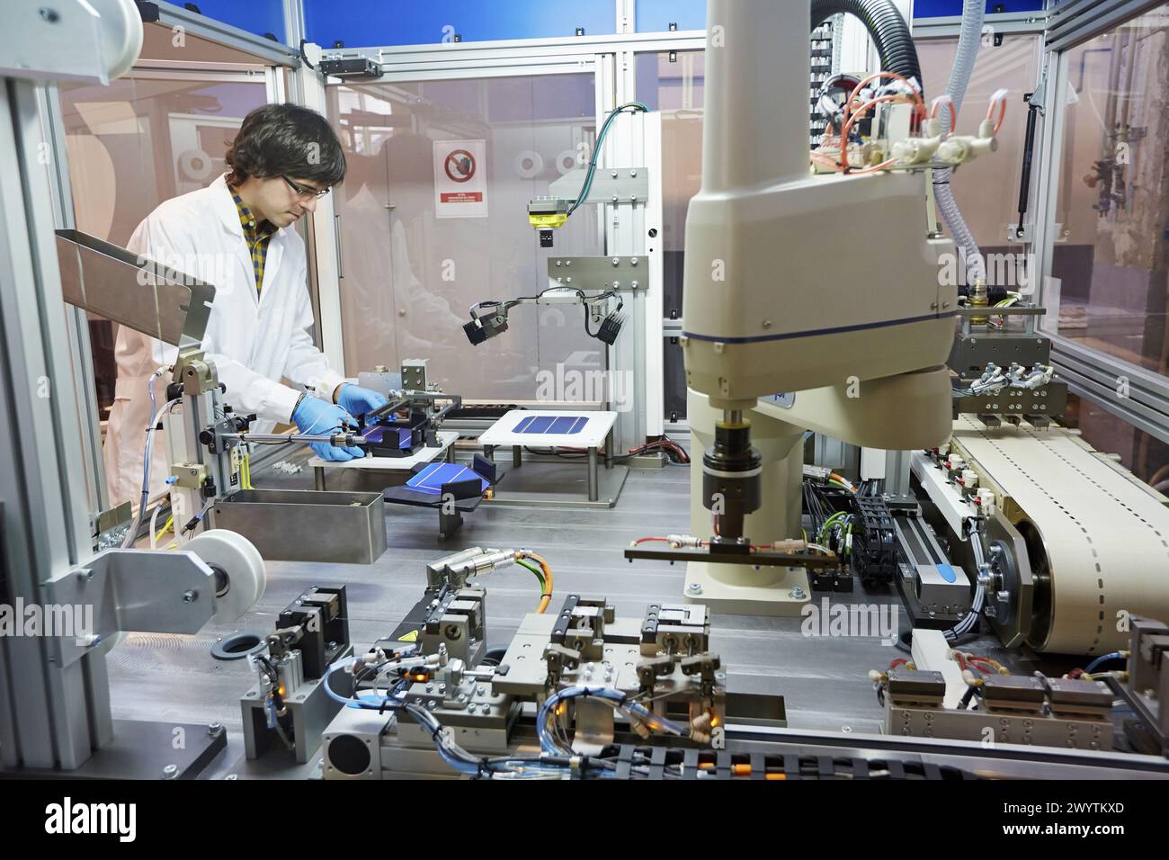 Solar cell manufacturing machine hi-res stock photography and images ...