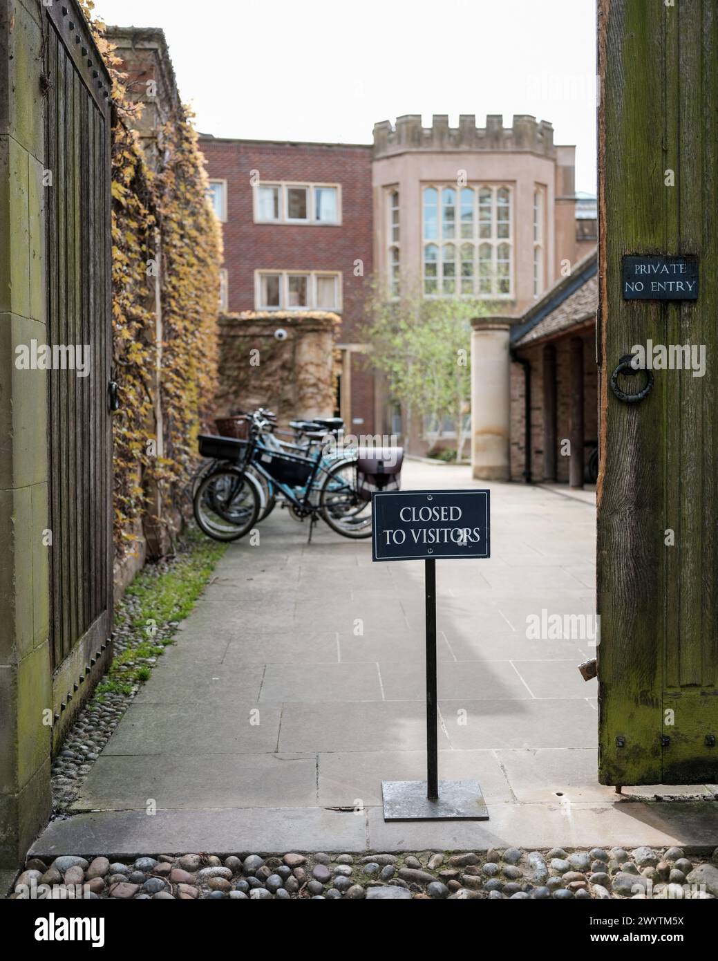 Uk college university visitor hi-res stock photography and images - Alamy