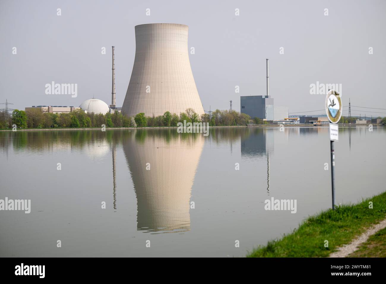 Essenbach, Germany. 08th Apr, 2024. The decommissioned Isar 2 nuclear ...