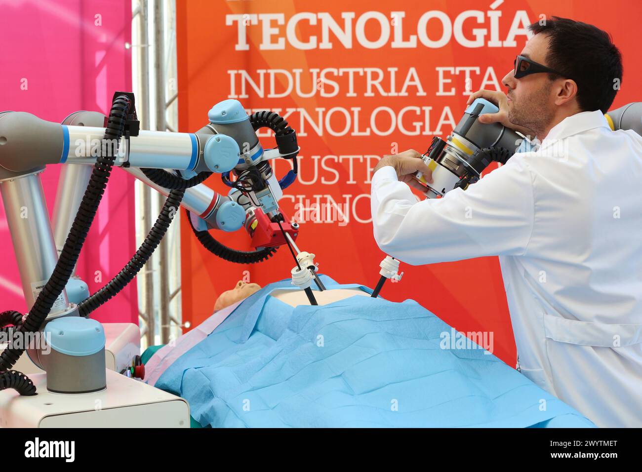 Development of a surgical robot with 3D vision and tactile sensations ...