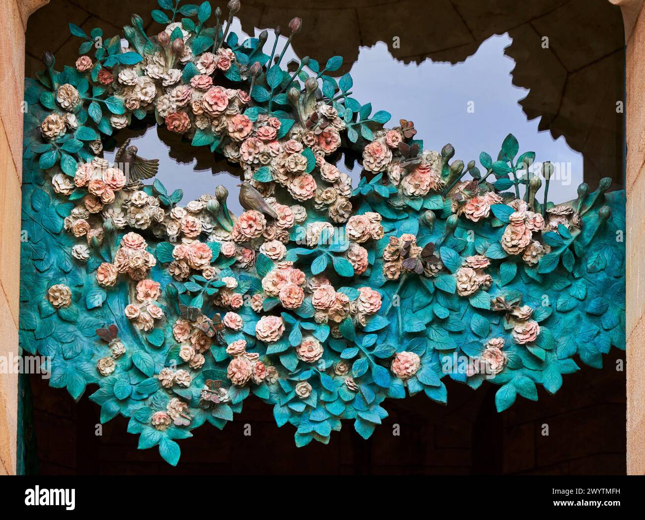 Puerta fachada de la Natividad, La Sagrada Familia Basilica. Barcelona ...