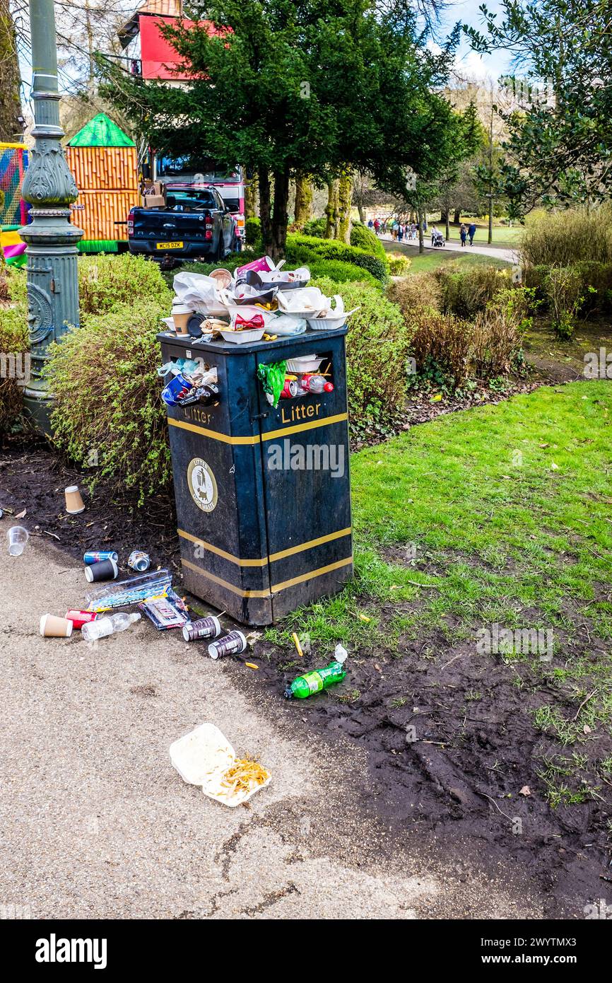 A litter bin overflowing with rubbish in Pavilion Gardens Stock Photo ...