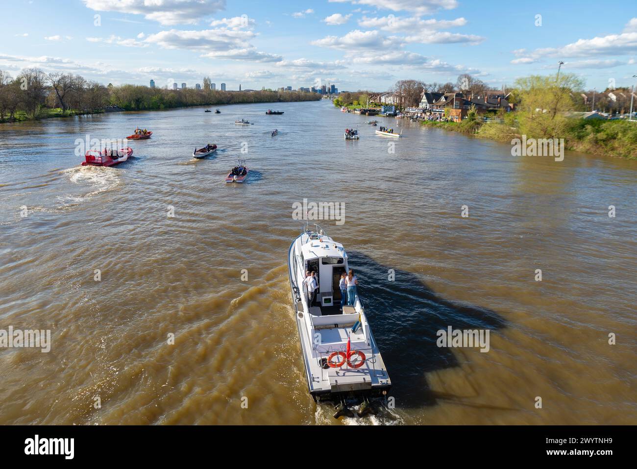 Finish of the University Boat Race Men's race 2024 at Mortlake ...