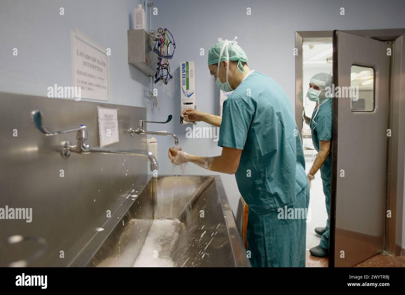 Open surgery hospital doors hi-res stock photography and images - Alamy