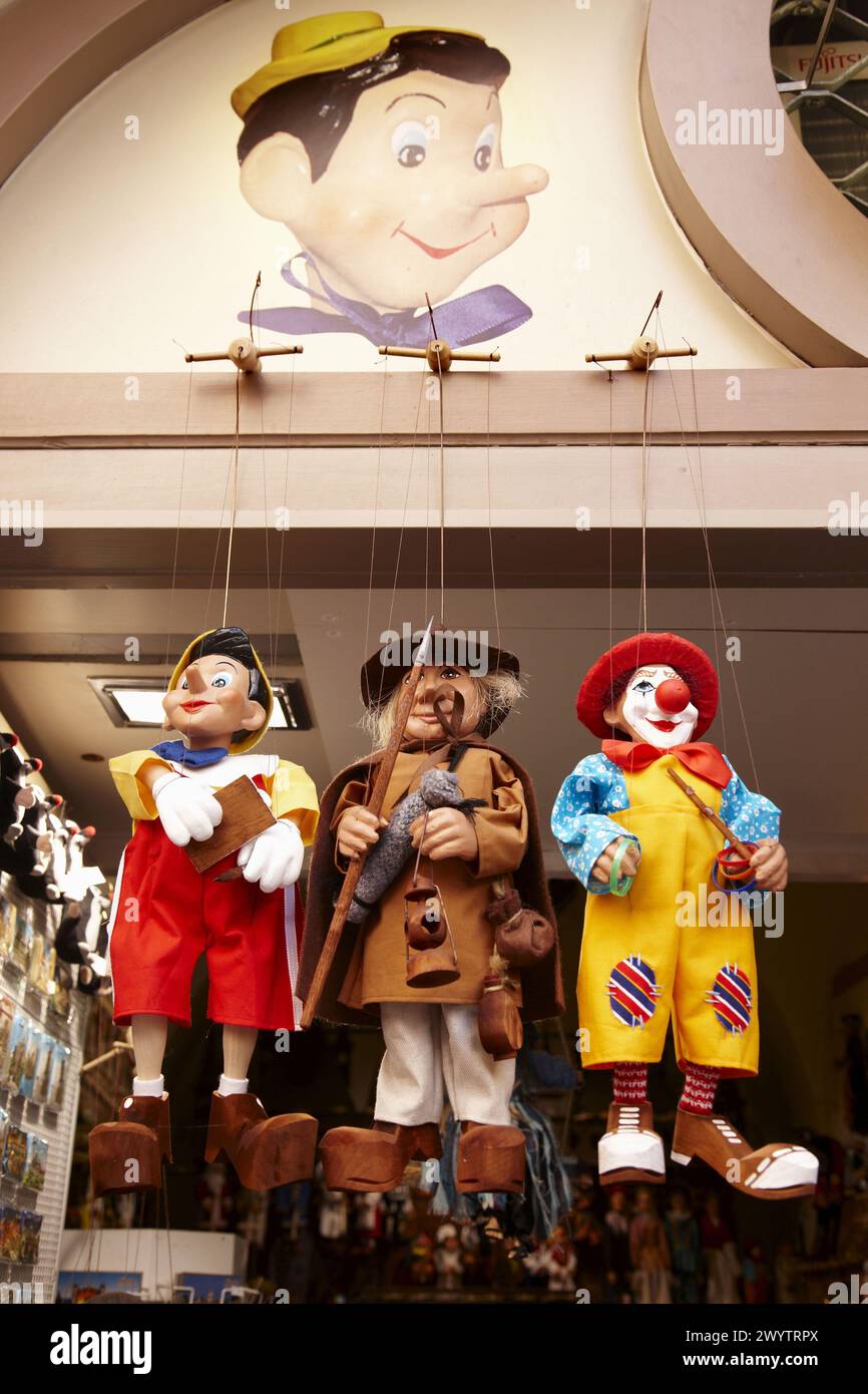 Lines of puppets hi-res stock photography and images - Alamy