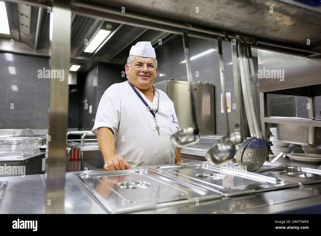 Cook food menu preparation hospital hi-res stock photography and images ...