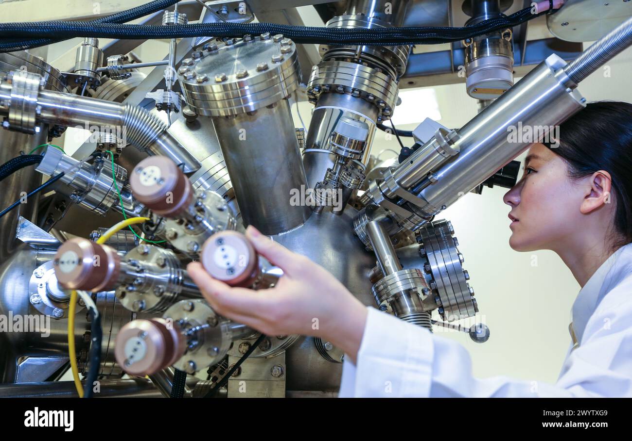 Auger electron spectroscopy hi-res stock photography and images - Alamy