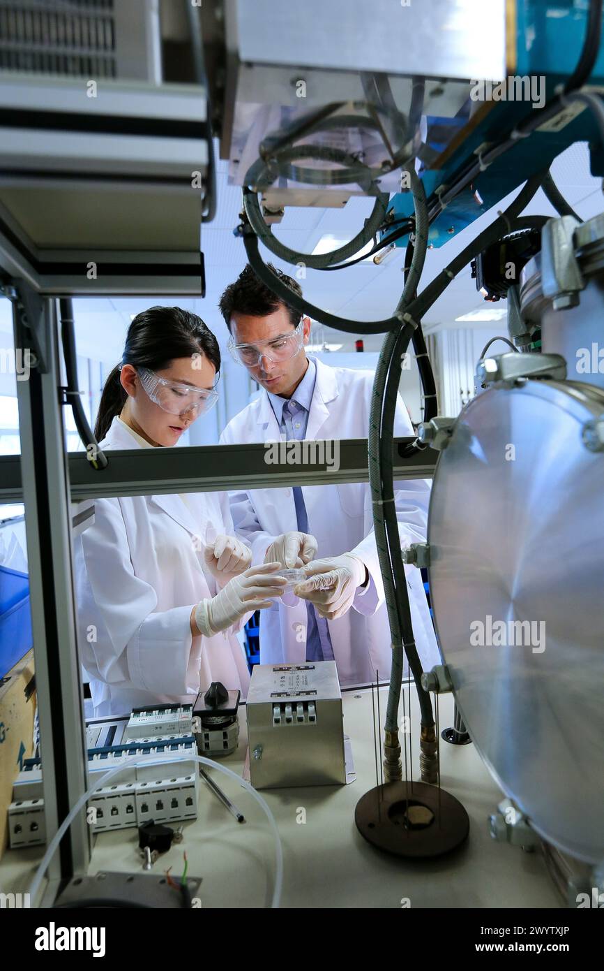 Vacuum chamber microwave plasma hi-res stock photography and images - Alamy